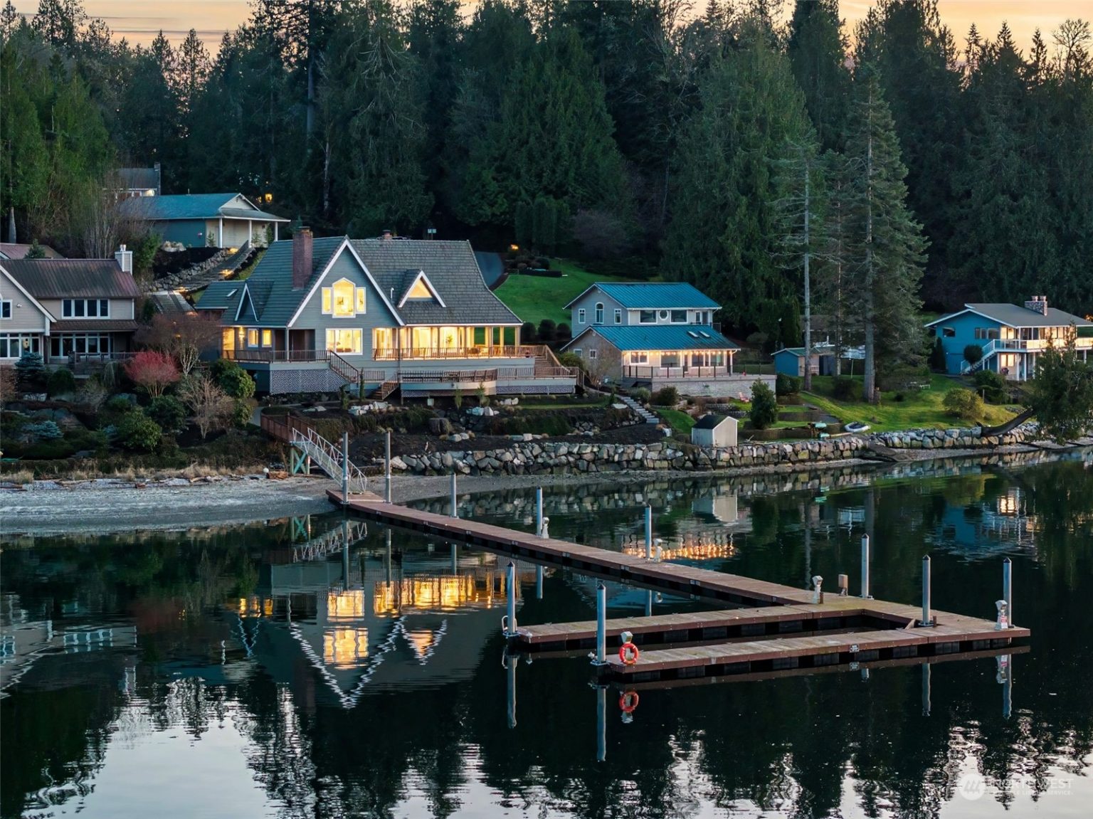 Top 6 Standout Highlights of This Luxury Waterfront Home on Raft Island ...